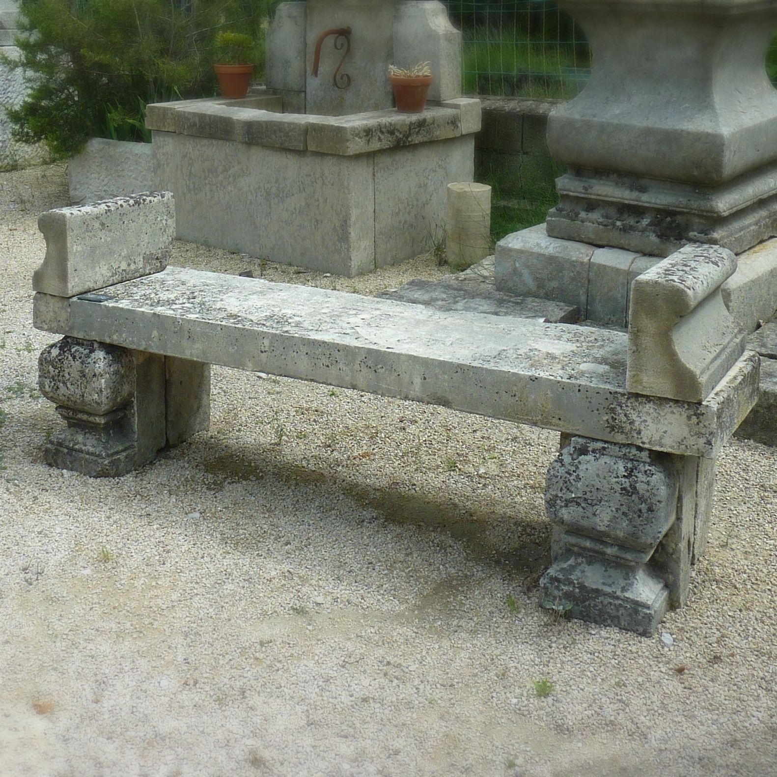 Banc en pierre Bidal- expert en taille de pierre et matériaux anciens.