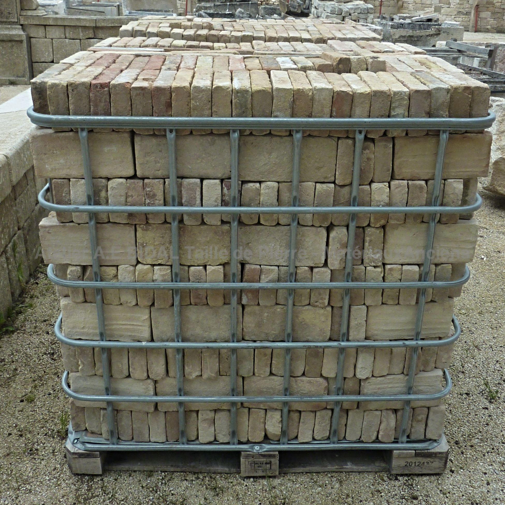 Reclaimed terra cotta bricks for interior or exterior use ǀ A Bidal