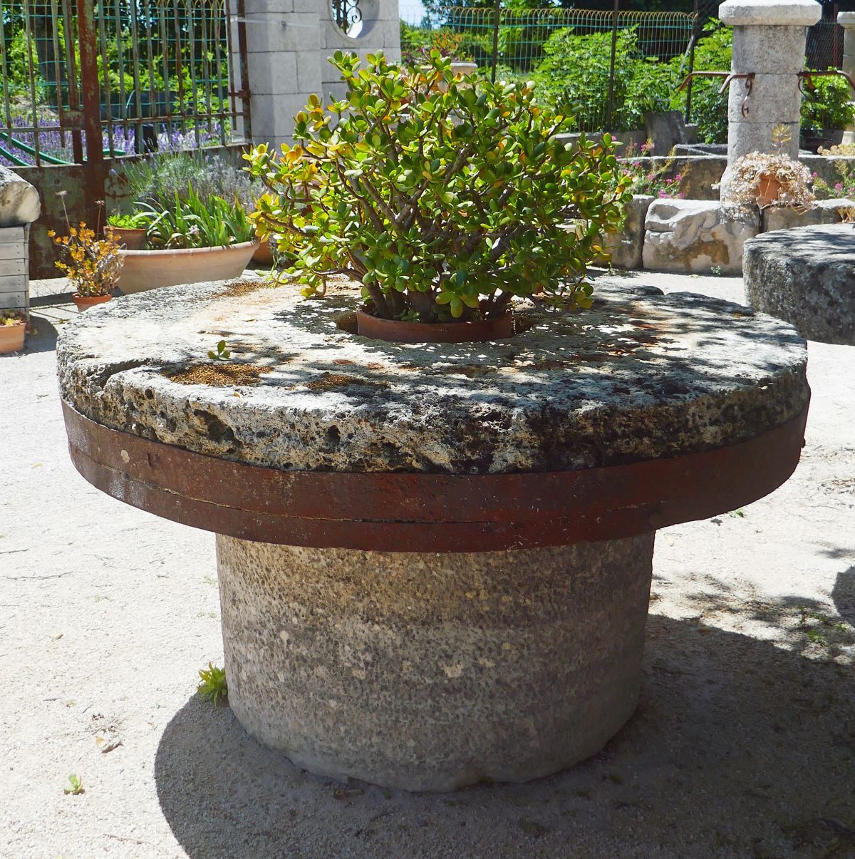 Garden decoration in stone : rustic-looking garden furniture in stone
