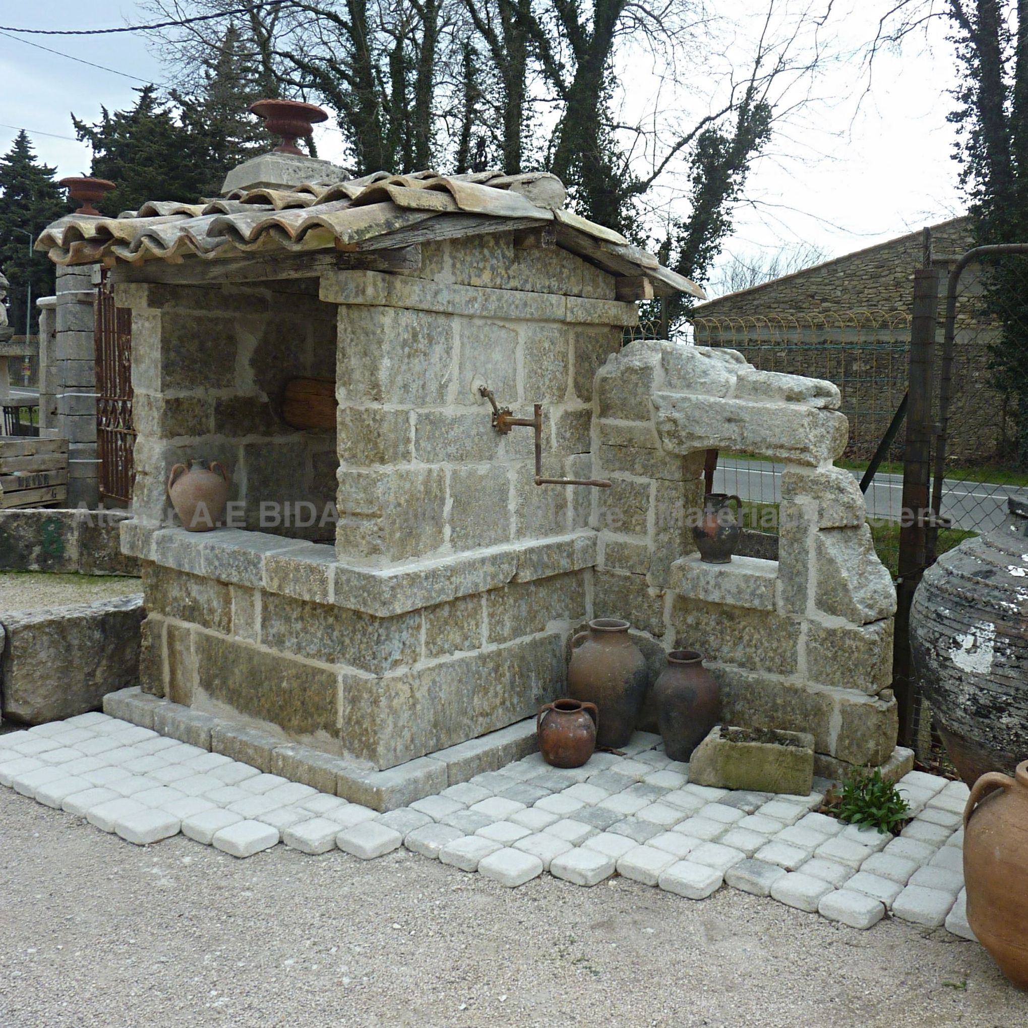 Ancien puits en pierre - Puits avec toit de notre artisan en Provence.