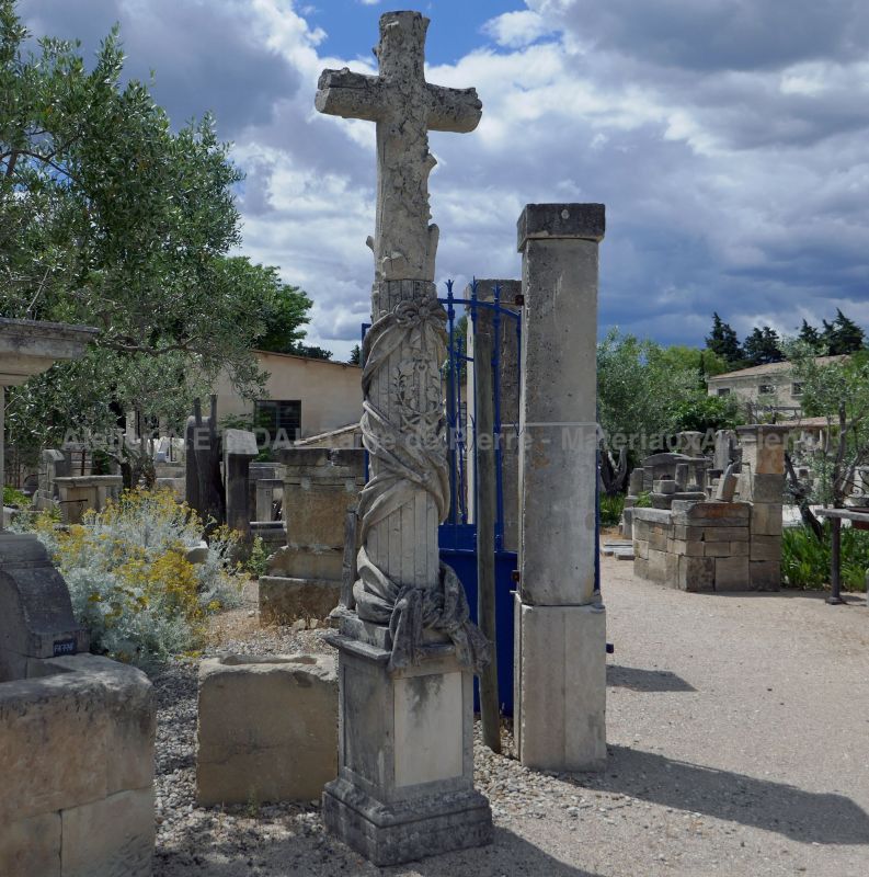 Croix en pierre - un calvaire ancien/croix ancienne de grande taille.