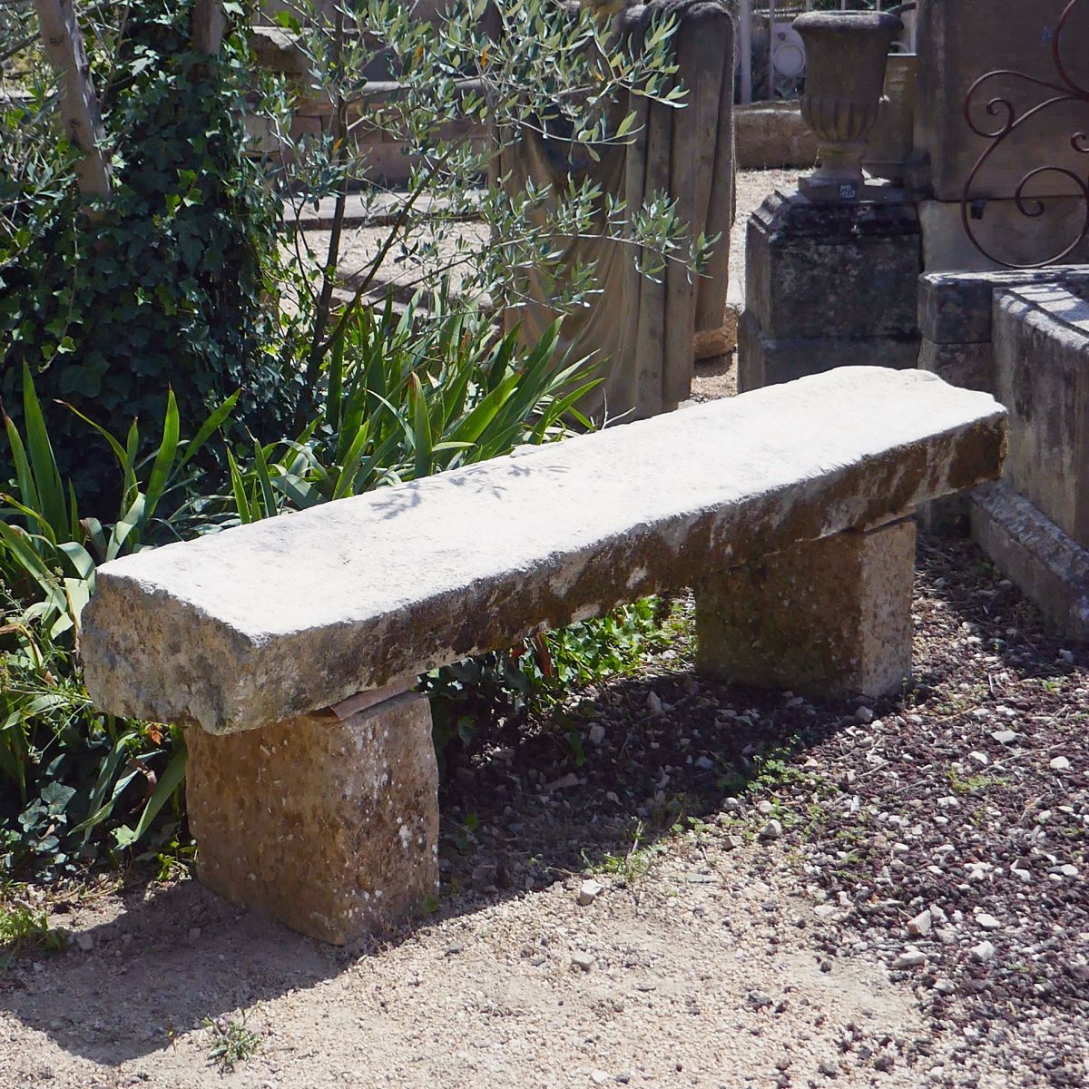 Long banc en pierre : mobilier de jardin rustique en vieilles pierres