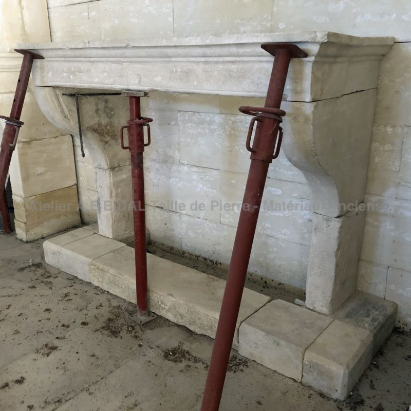 Large cheminée paysanne de style Louis XIV avec épais socle