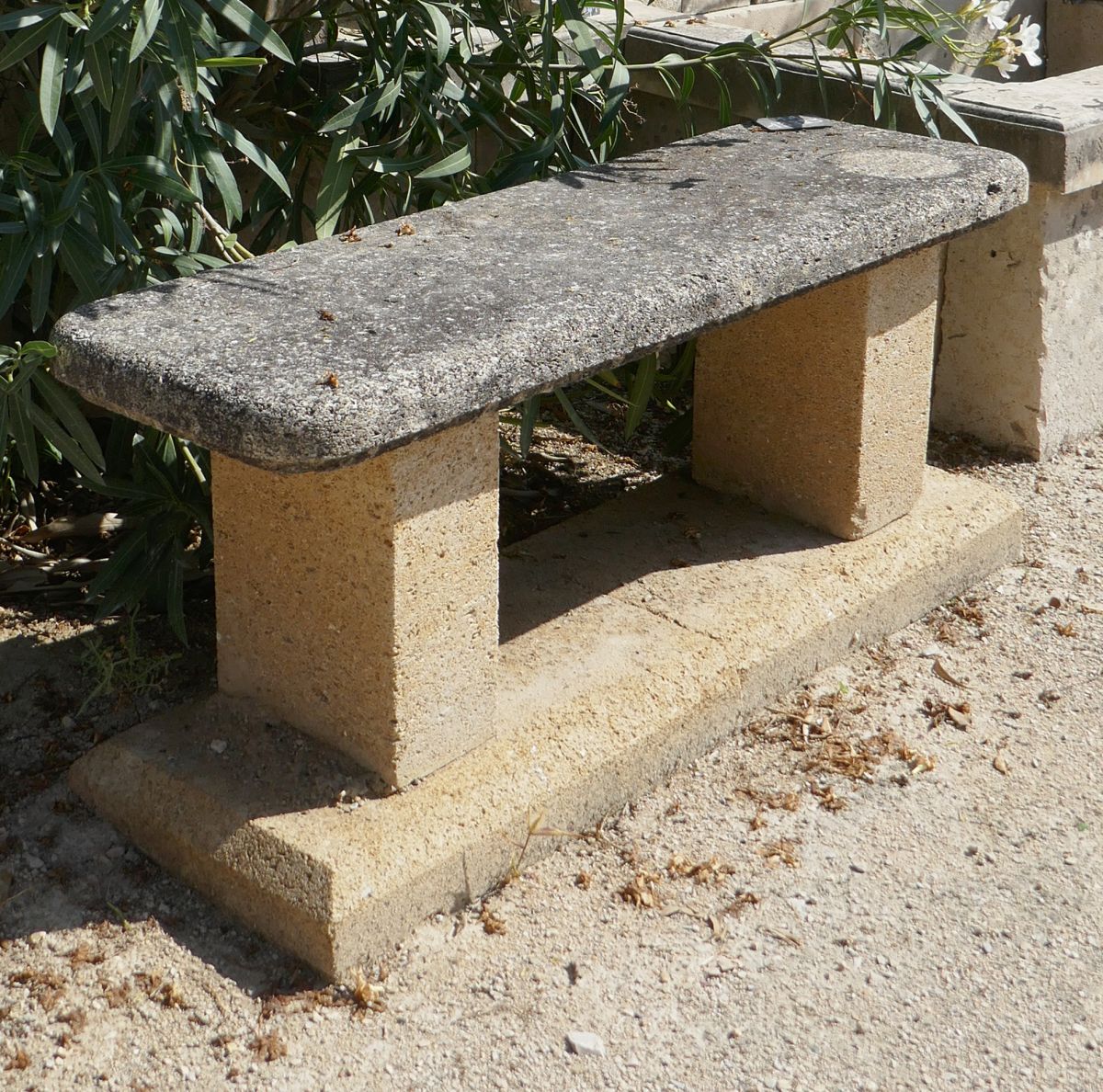 Petit banc en pierre naturelle sur socle - mobilier de jardin ancien.
