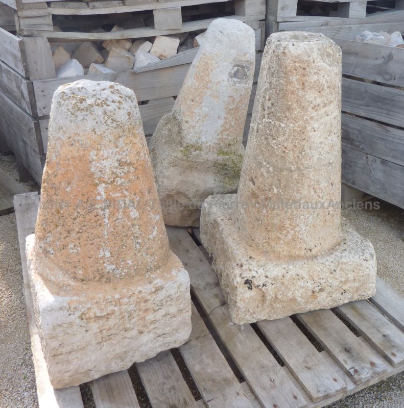 Borne massive ancienne en pierre avec socle carré ** VENDUE