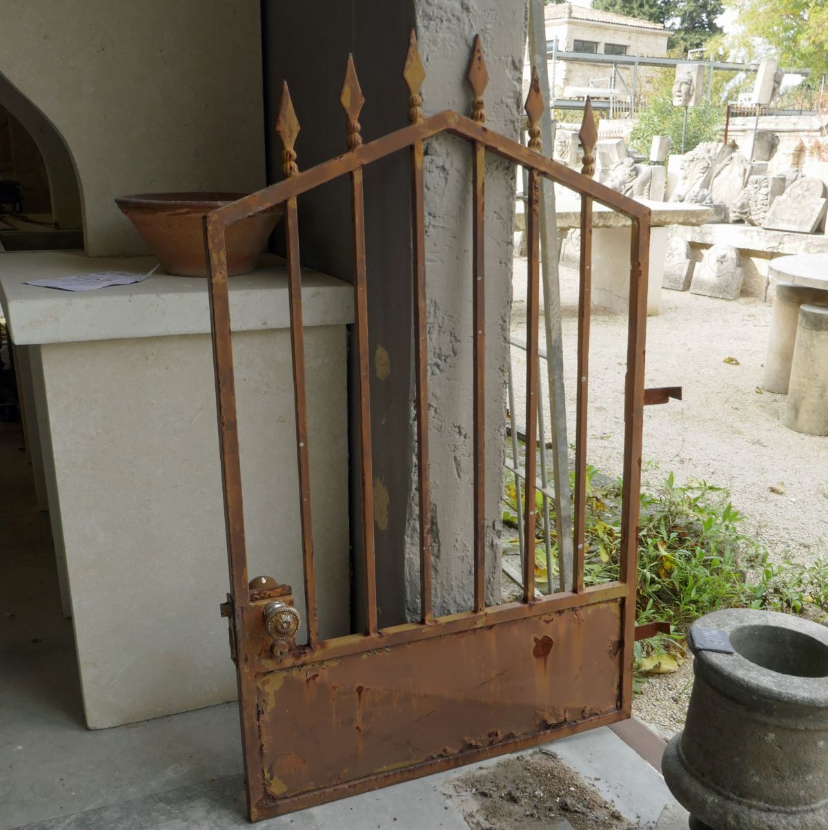 Portillon ancien : un portillon en fer forgé à décors de fers de lance
