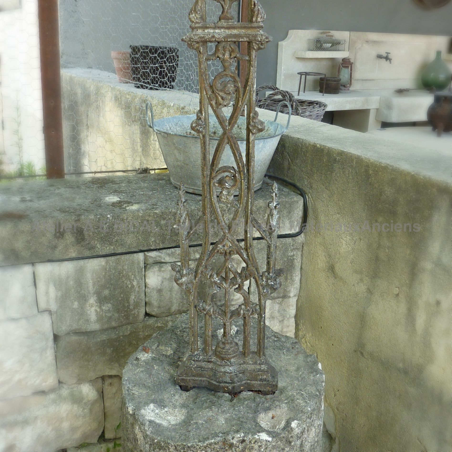 Magnifique croix en fer forgé avec Christ - croix ancienne sur socle.