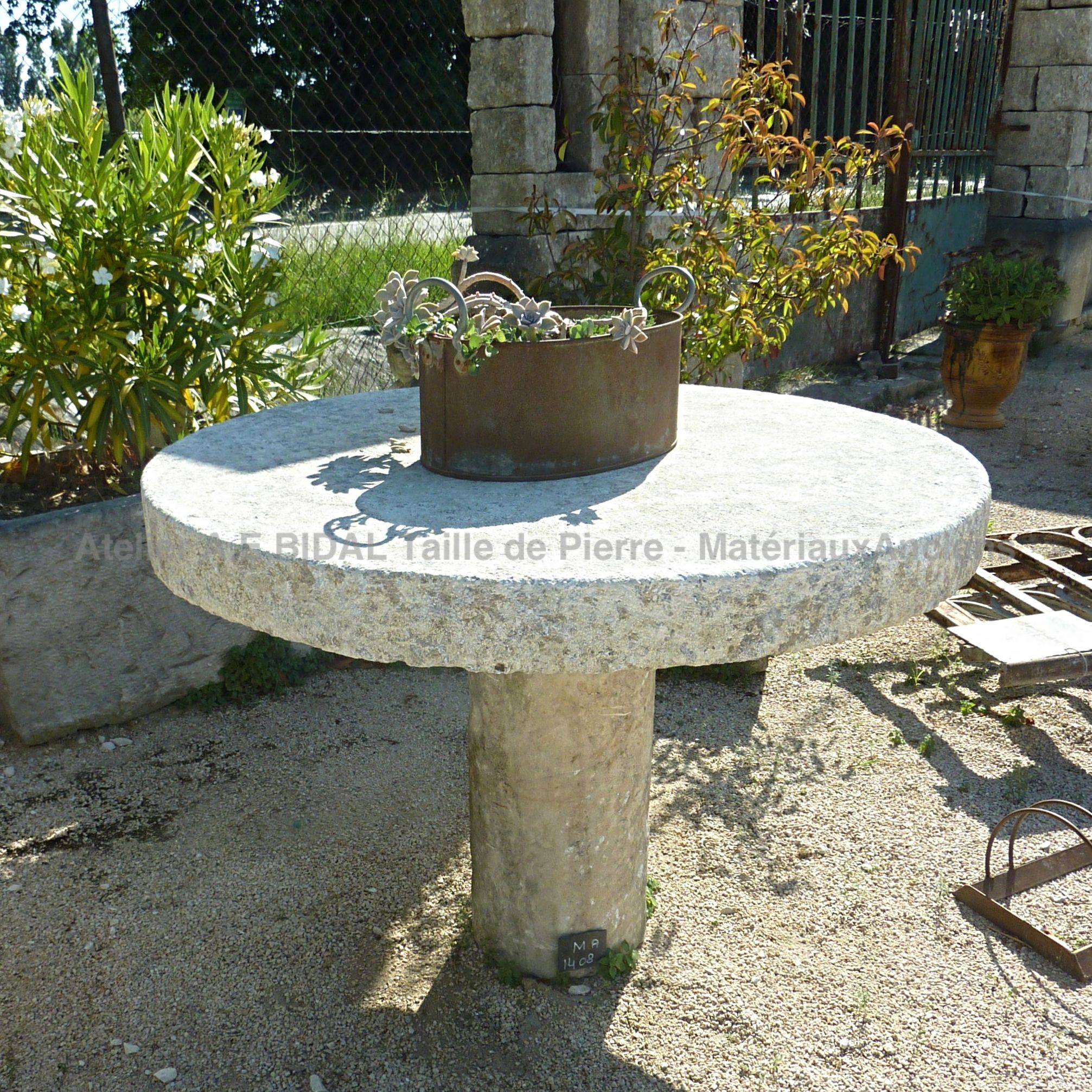 Table ronde de jardin en pierre ancienne. Table pour 6 convives.