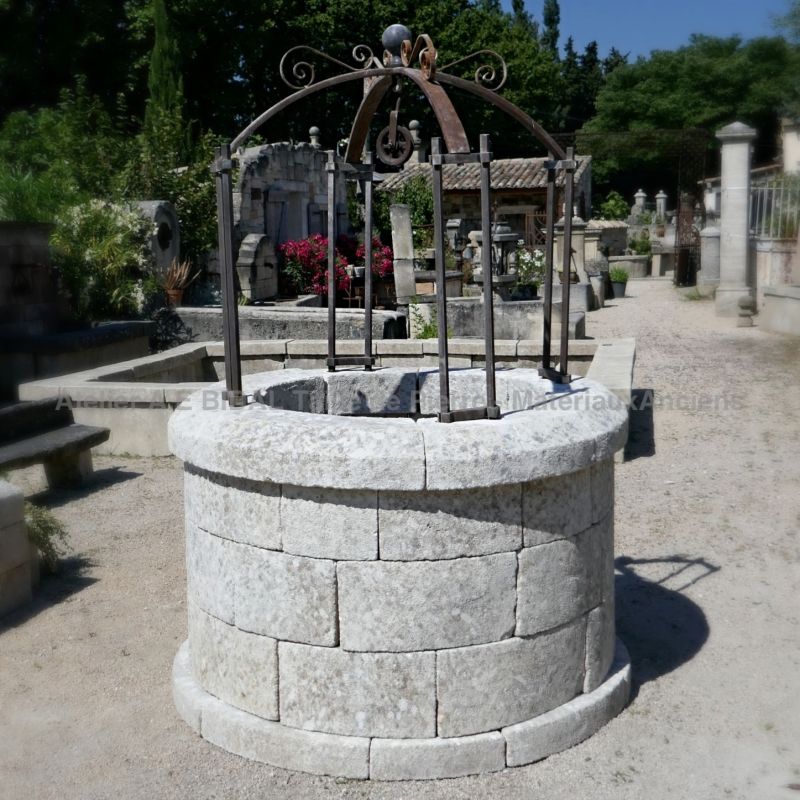 Puits rond en pierre et fer forgé | Puits pour la décoration du jardin
