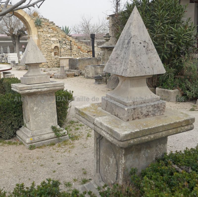 Paire d'ornements pyramidaux en pierre ancienne pour l'extérieur