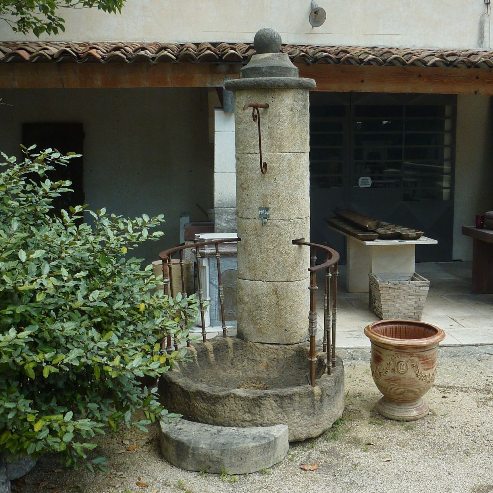 Douche d'extérieur- douche avec garde-corps en pierre et en fer forgé.