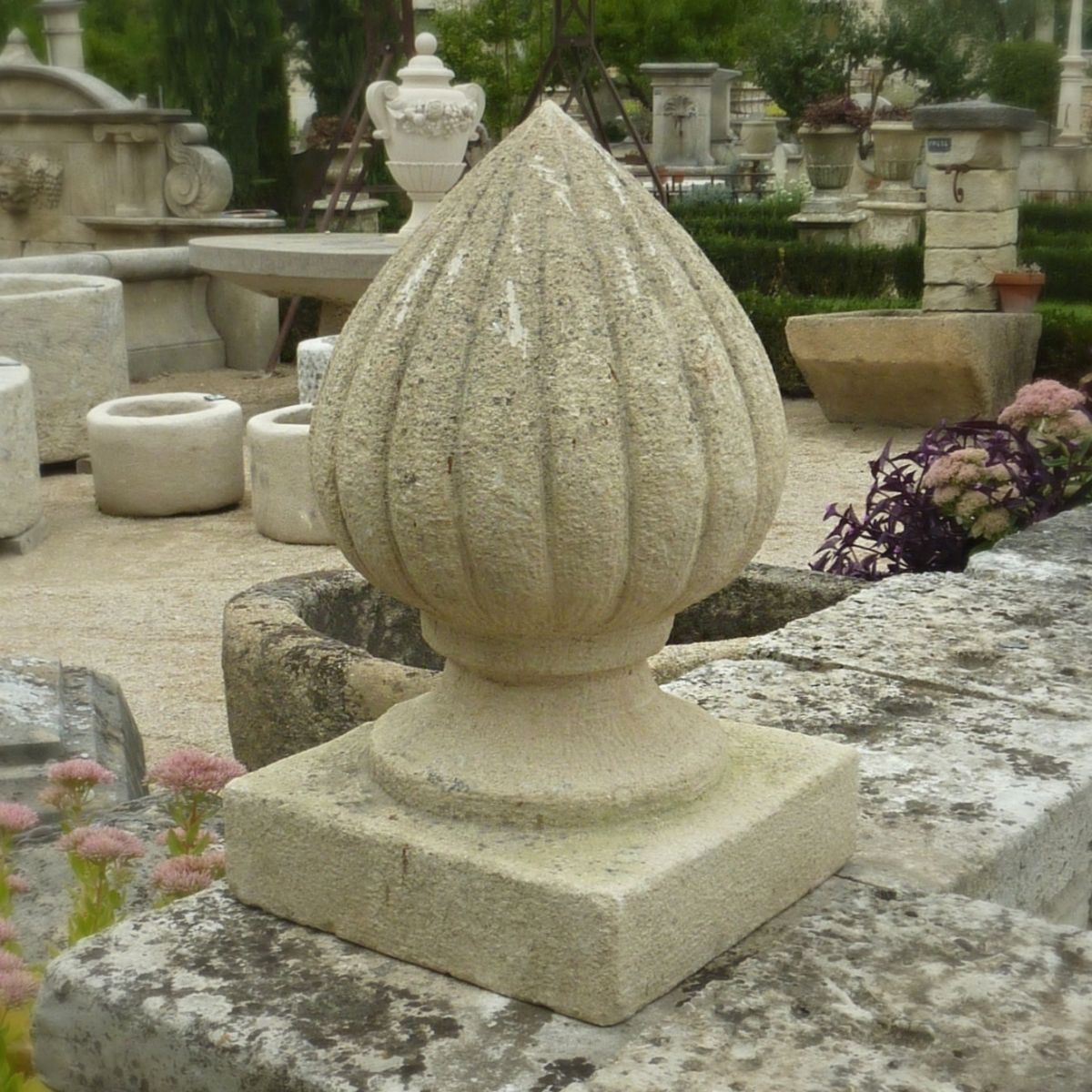 Objet de décoration en pierre ancienne pour pilier ou jardin - paire.