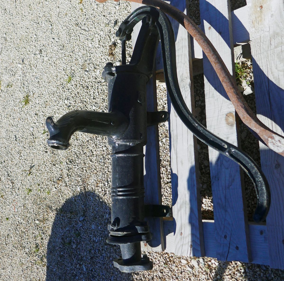 Pompe manuelle rétro - une belle pompe à eau en fonte ancienne noire
