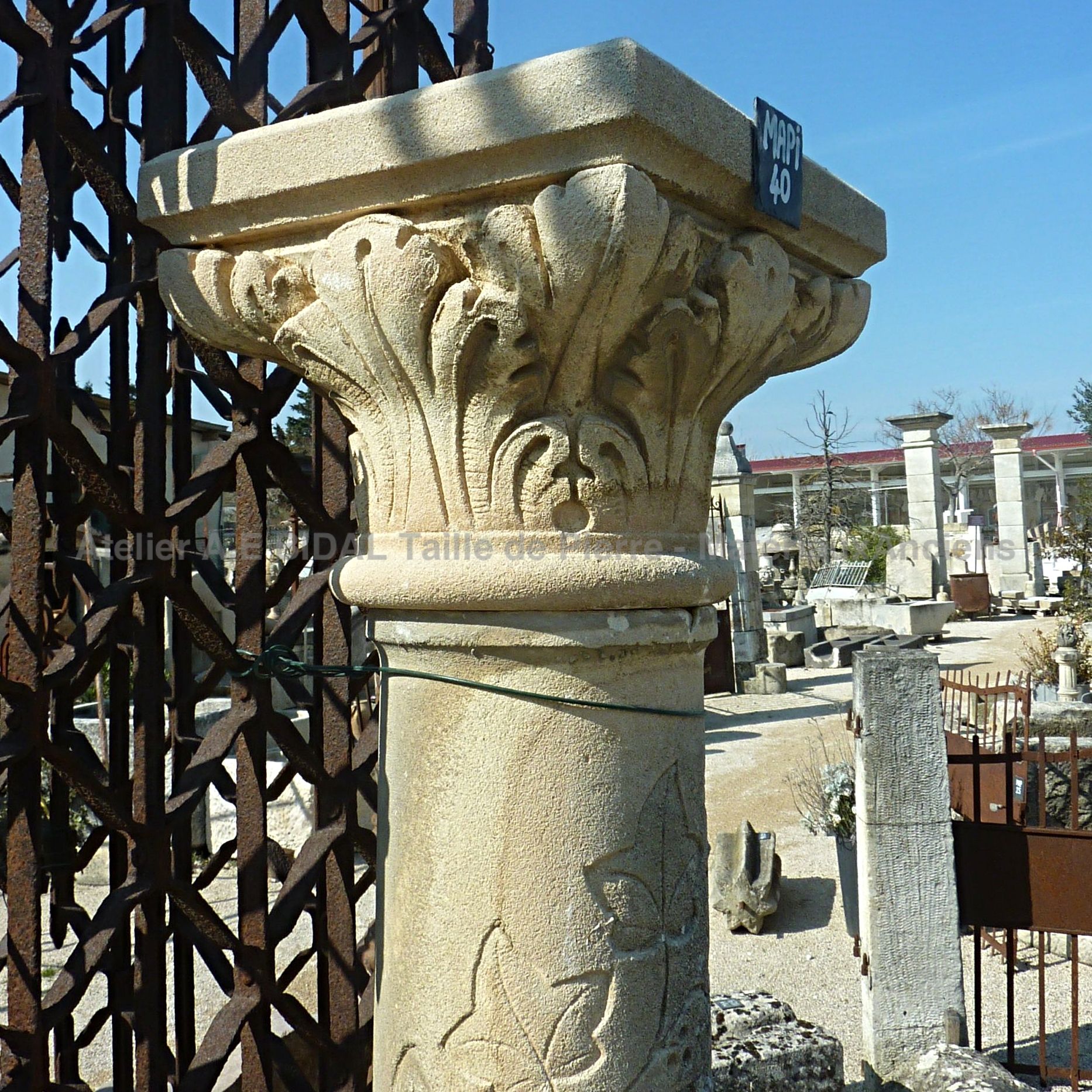 Pilier ancien- belles colonnes en pierre calcaire non gélive sculptée.