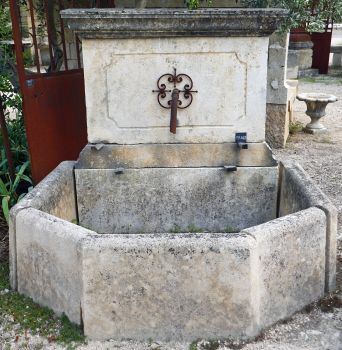 Fontaine ancienne pour jardin avec bac en pierre et pompe en fonte
