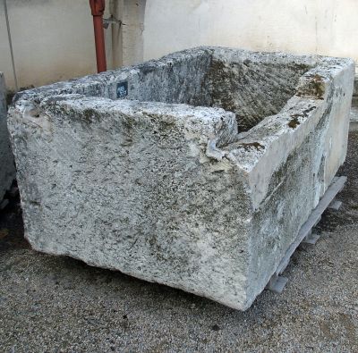 Large bac ancien en pierre - un beau bac en pierre rustique monolithe.
