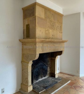 Cheminée de style Louis XIII avec large linteau et trumeau en pierre