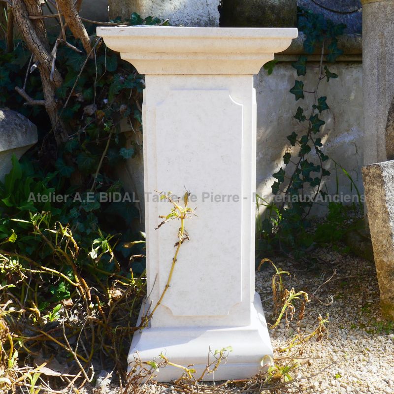 Petit socle en pierre dure : un piédestal de toute beauté