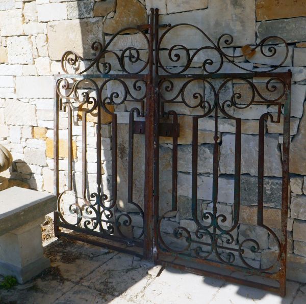 Portillon ancien à patine naturelle- Joli portail ancien en fer forgé.