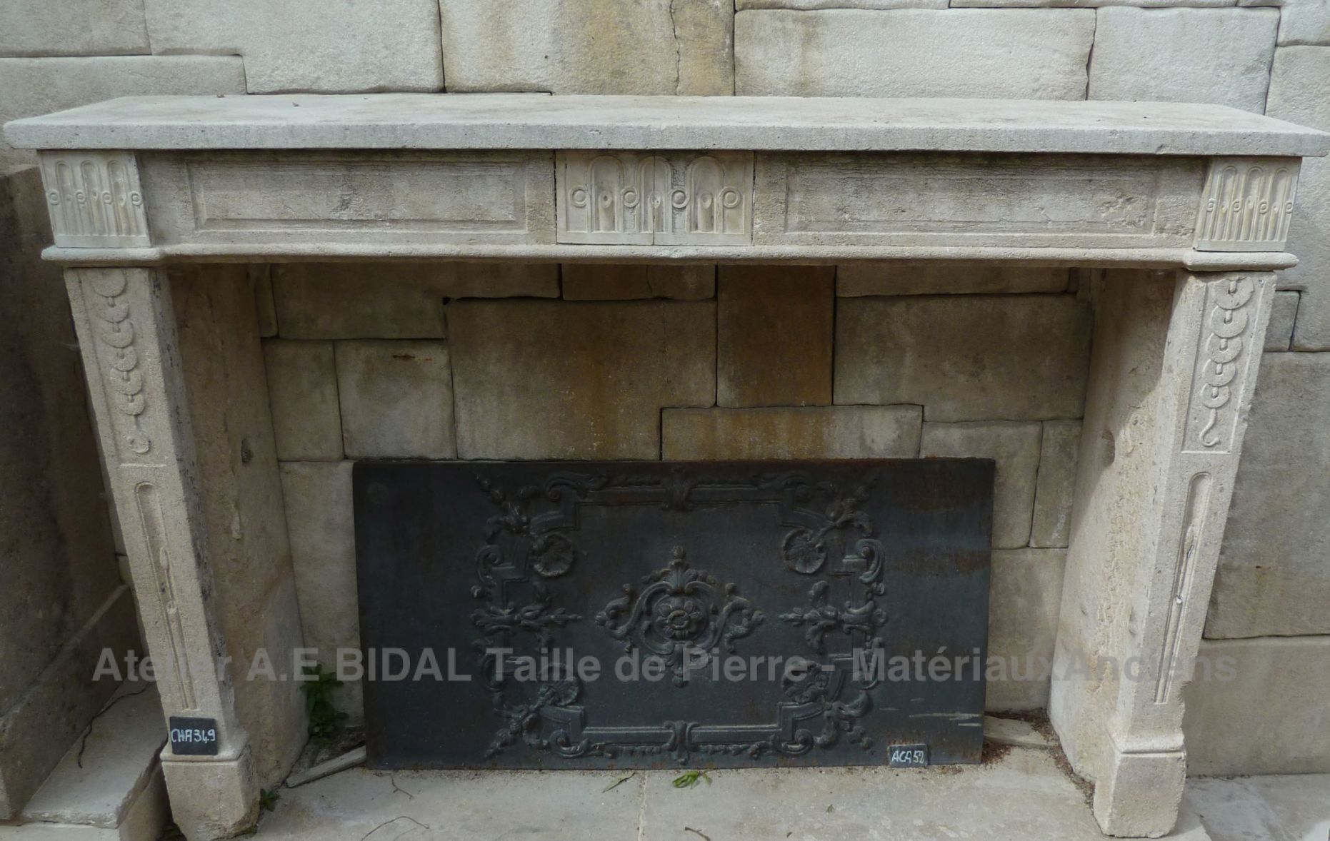 Petite cheminée en pierre - Cheminée Louis XVI en pierre du 19ème.