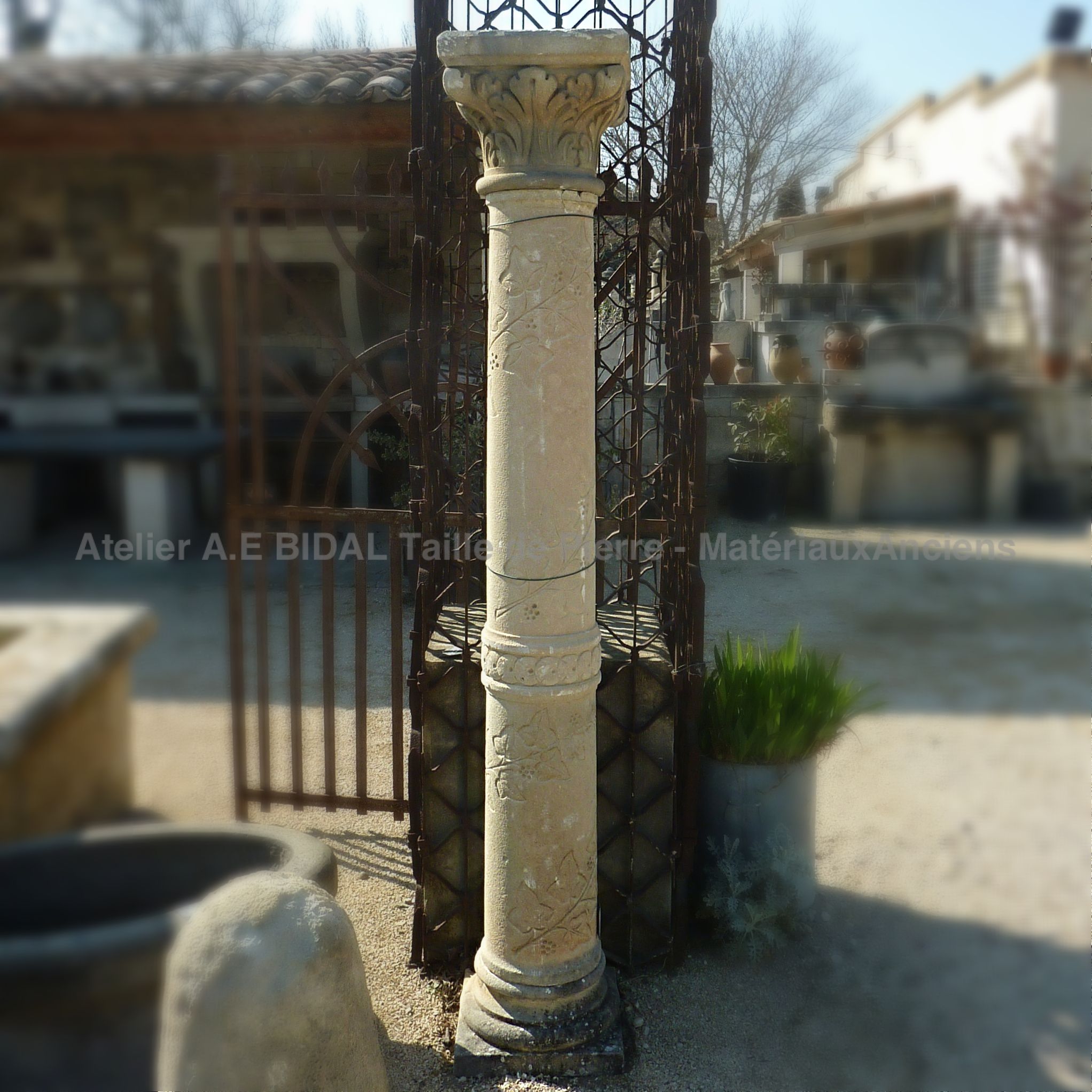Pilier ancien- belles colonnes en pierre calcaire non gélive sculptée.