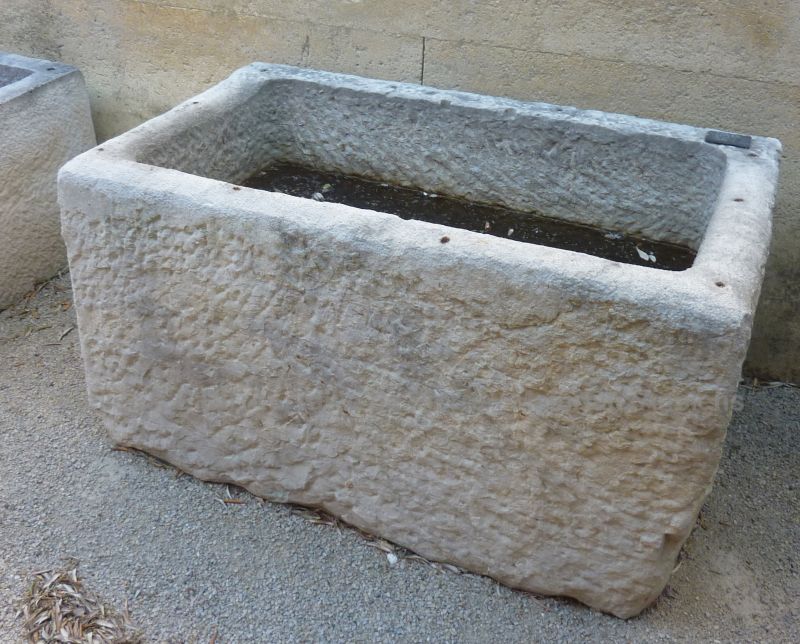 In speckled stone: large old stone basin / rectangular basin.