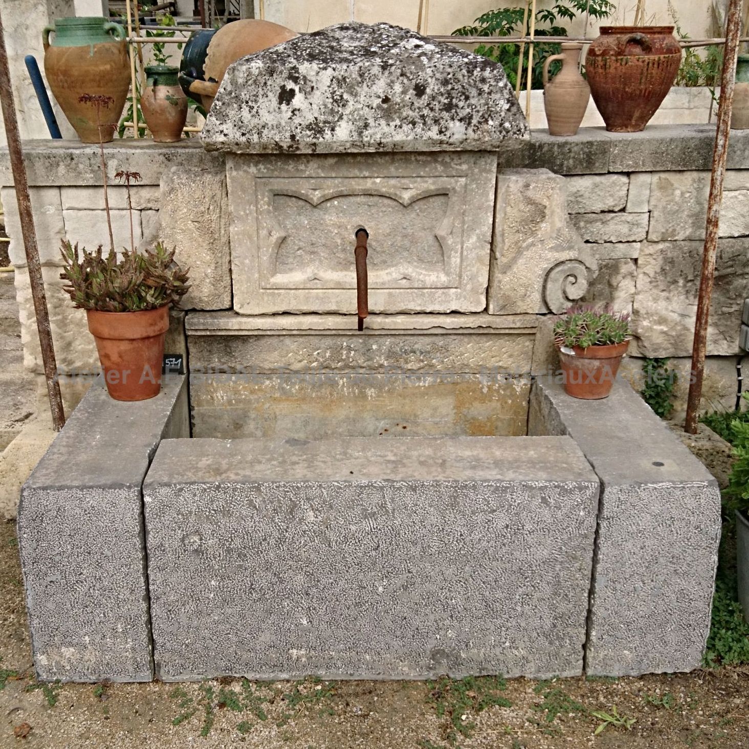 Fontaine d'extérieur avec bac - ou bassin - fontaine murale de jardin.