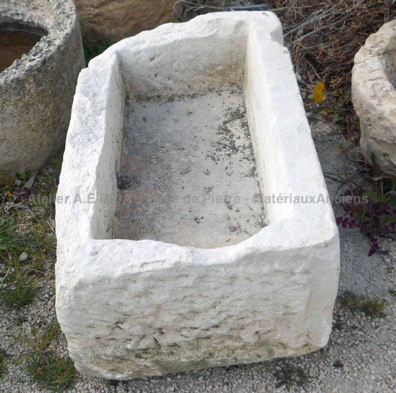 Small and shallow trough in stone, ideal to welcome your aromatics