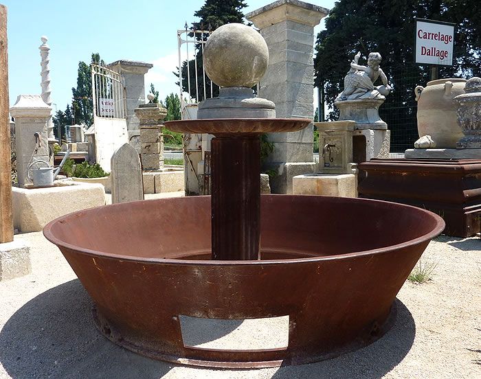 Fontaine centrale en fonte: cuve en fonte convertie en petite fontaine