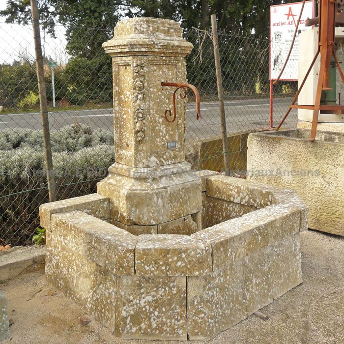 Fontaine de jardin avec décor de fleurs