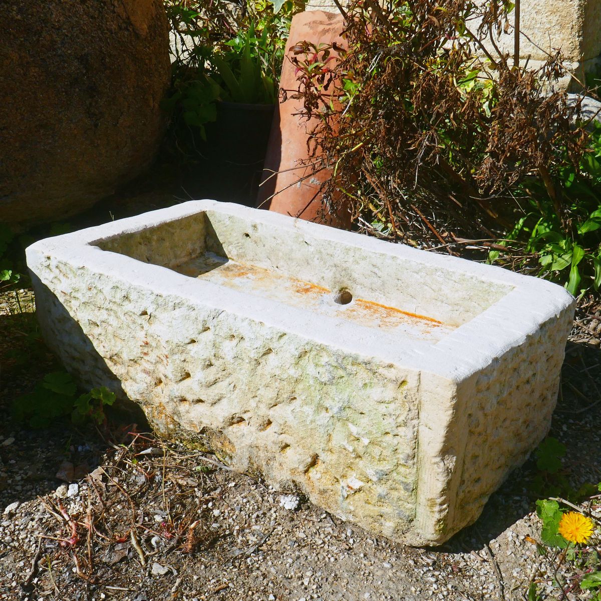 Small and shallow trough in stone, ideal to welcome your aromatics