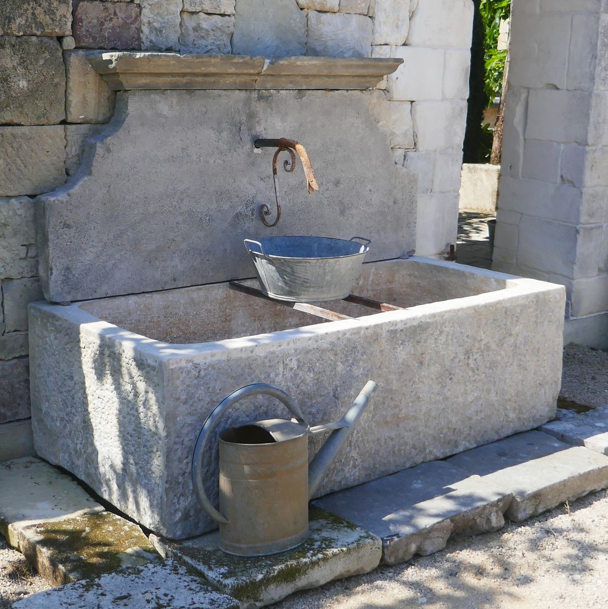 Fontaine de jardin avec bac monolithe et fronton en pierre patinée