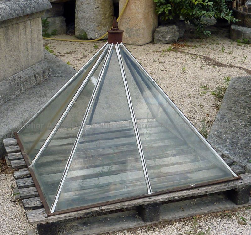 Belle pyramide en verre avec structure métallique - puits de lumière.