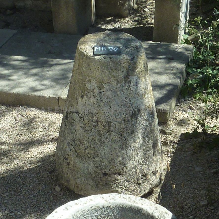 Borne de forme conique ancienne en pierre