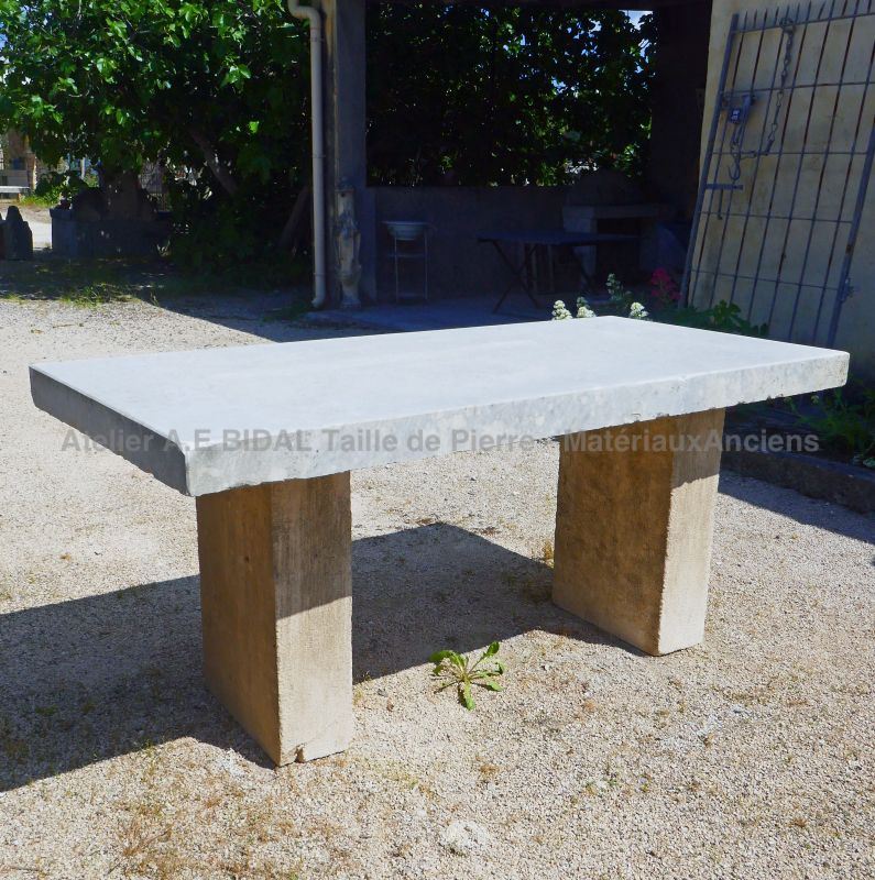Mobilier de jardin en pierre: longue table rustique en pierre