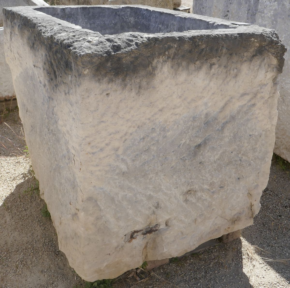 Large rectangular basin - Old stone basin on the outside.