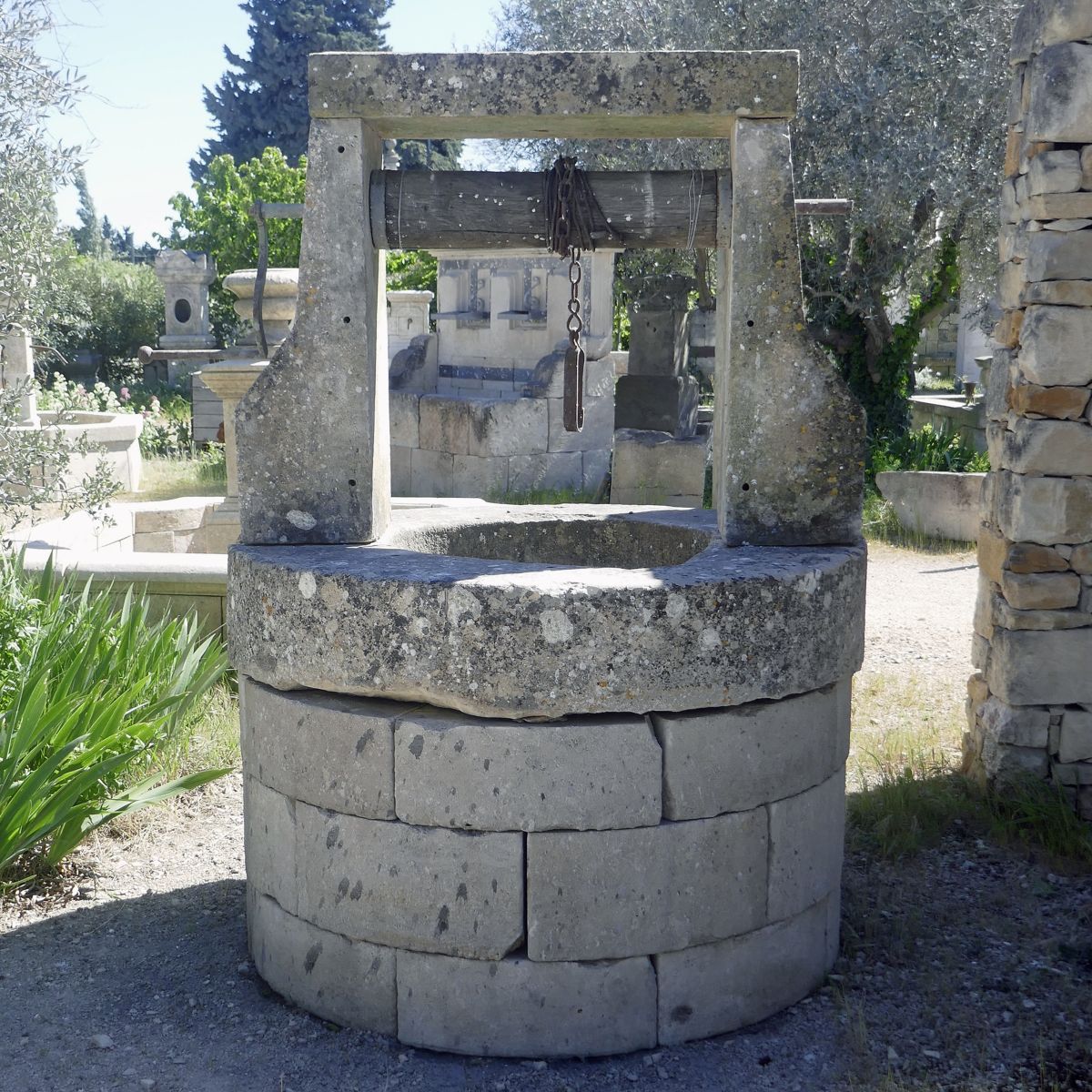 Puits rond avec margelle de puits datant du XIXème siècle en pierre