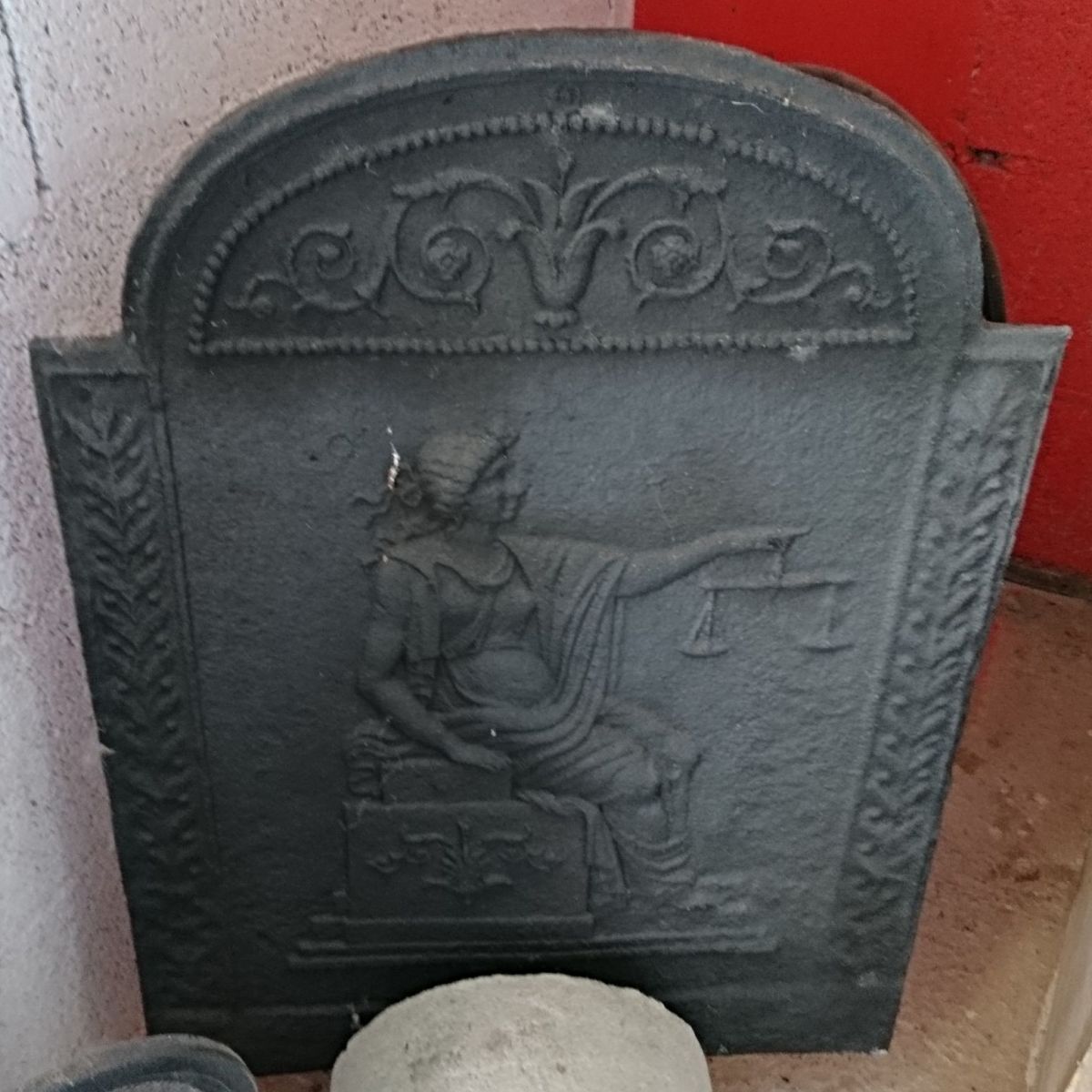 Très belle ancienne plaque de cheminée en fonte avec thème la justice.