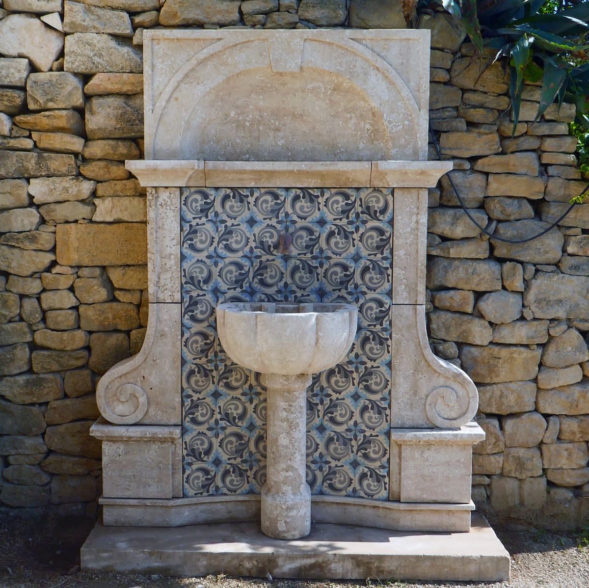 Tall wall fountain with alcove, gadrooned sink and old cement tiles