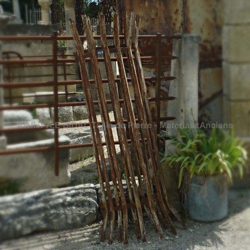 Old tree tour made of wrought iron - wrought iron garden decoration.