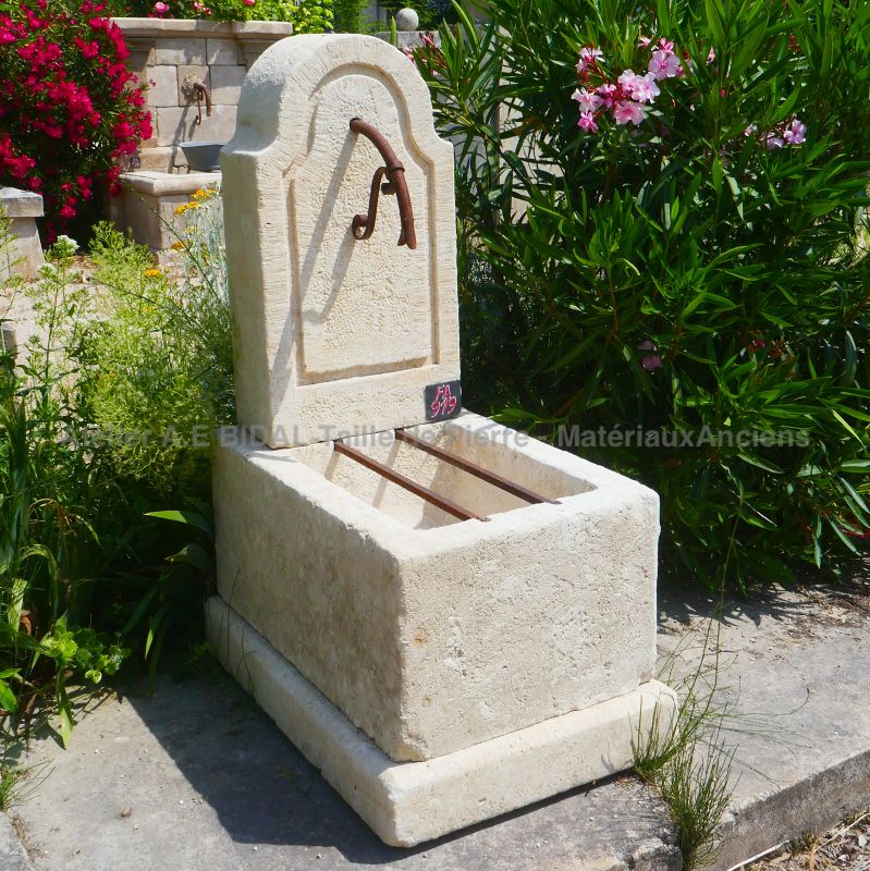 Petite fontaine de jardin avec bac massif en pierre facile à installer