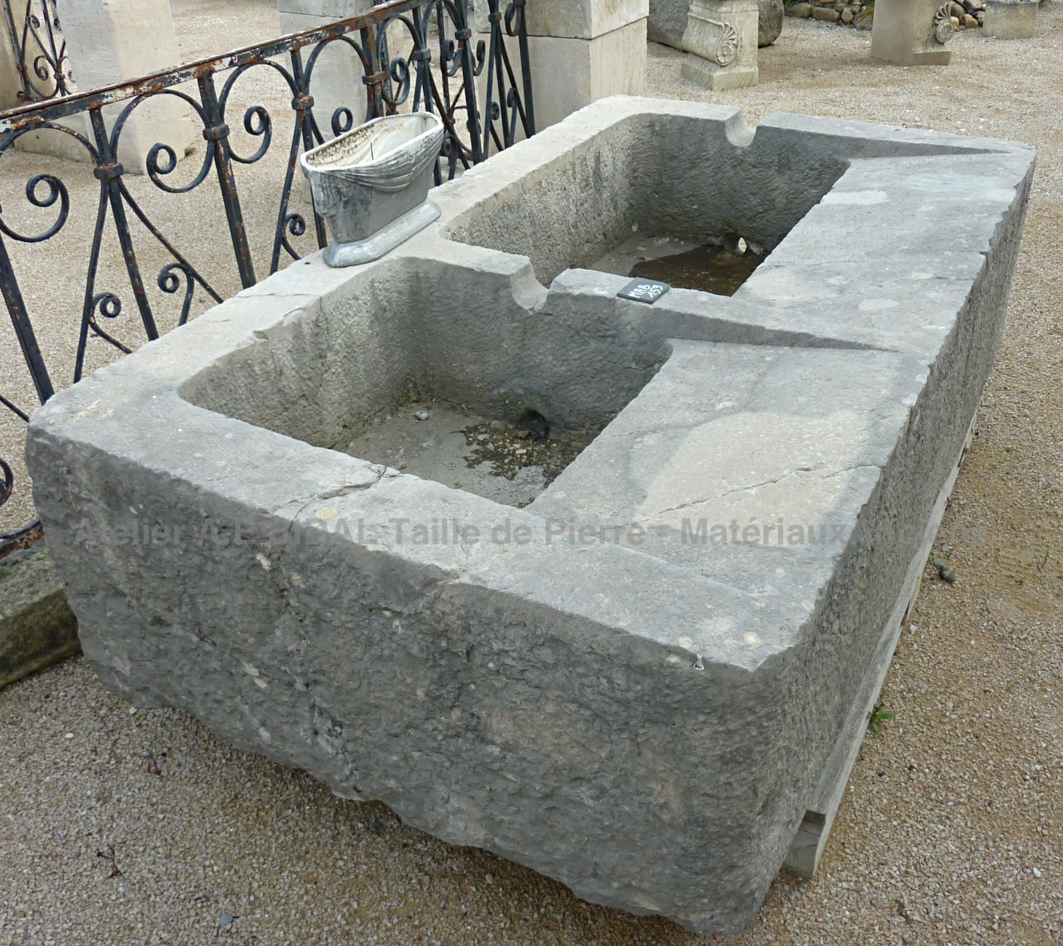 Ancien lavoir de village en pierre de Cassis - pièce rare pour jardin