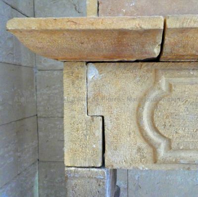 Cheminée de style Louis XIII avec large linteau et trumeau en pierre