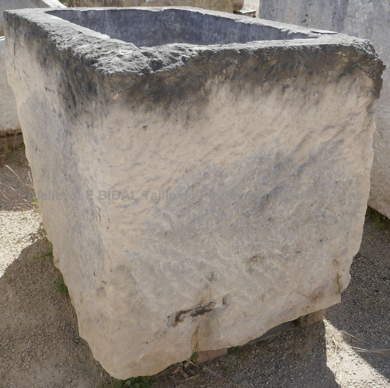 Grand bac rectangulaire - bac ancien en pierre broché sur l'extérieur.