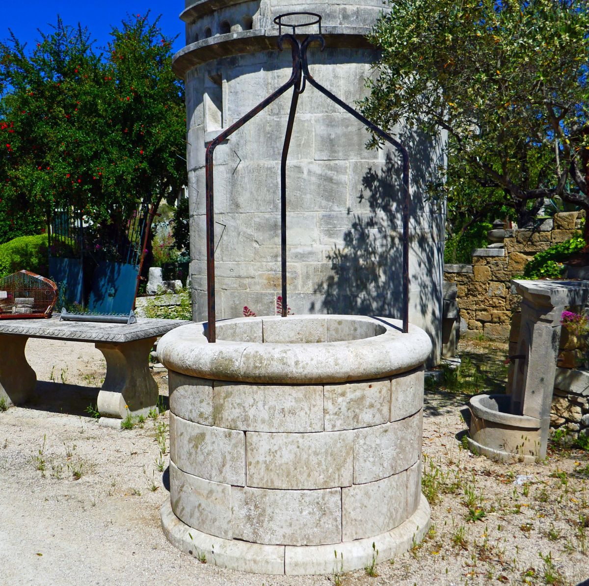 Puits en pierre taillée ingélive blanche et son dessus de puits en fer