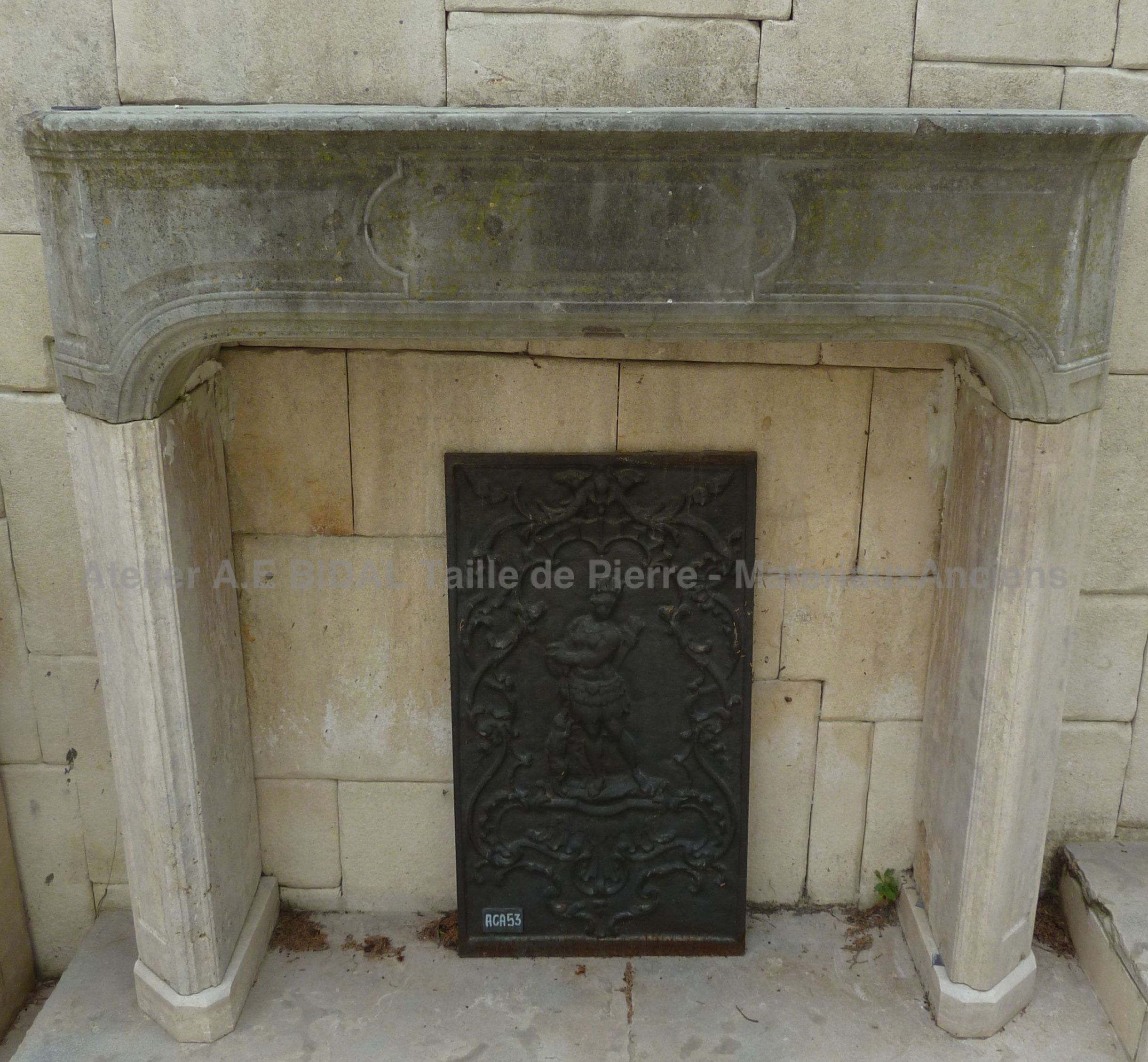 Petite cheminée en pierre ancienne- Cheminée traditionnelle Louis XV.