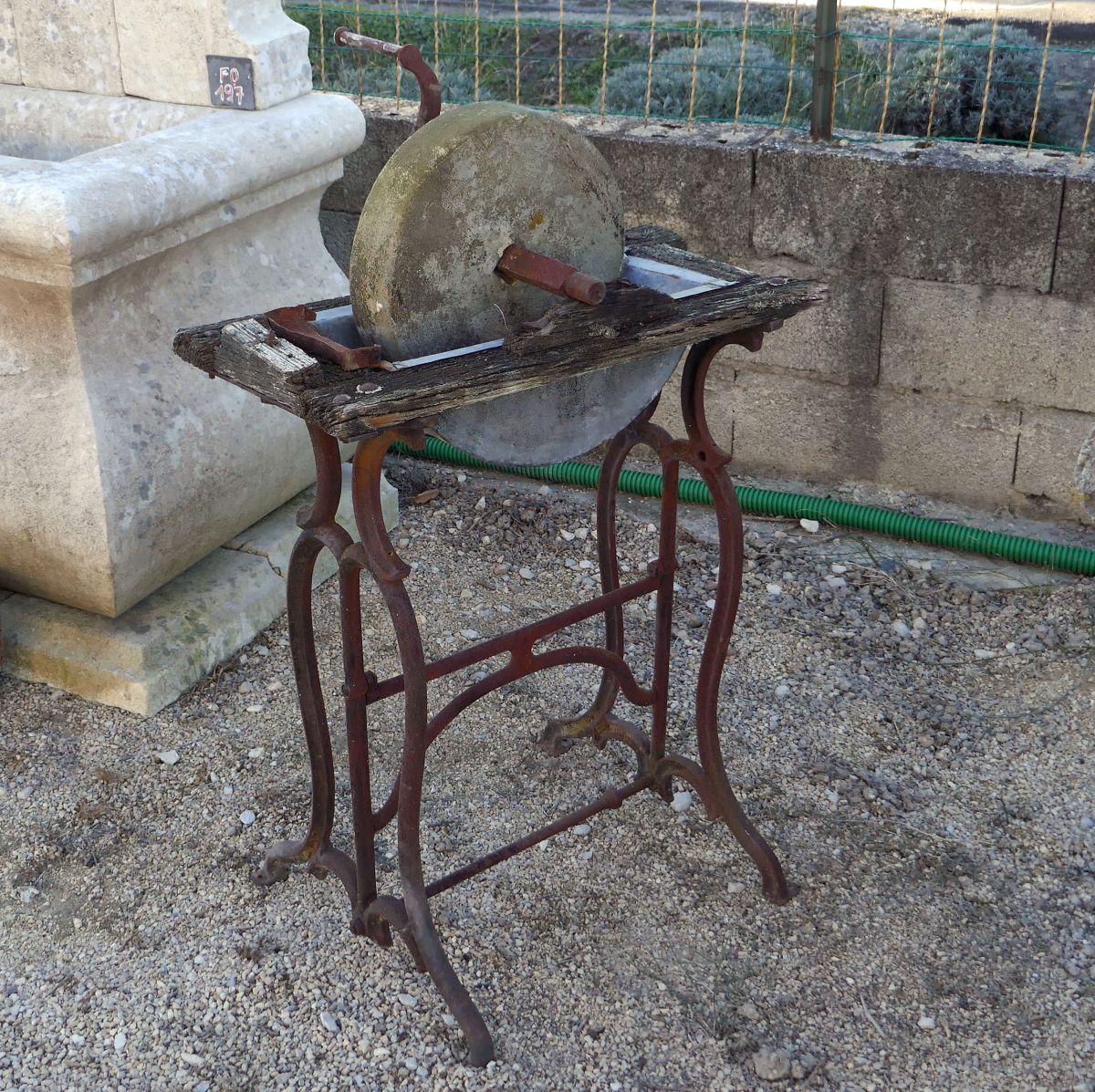 Meule à aiguiser ancienne avec structure en métal et bois