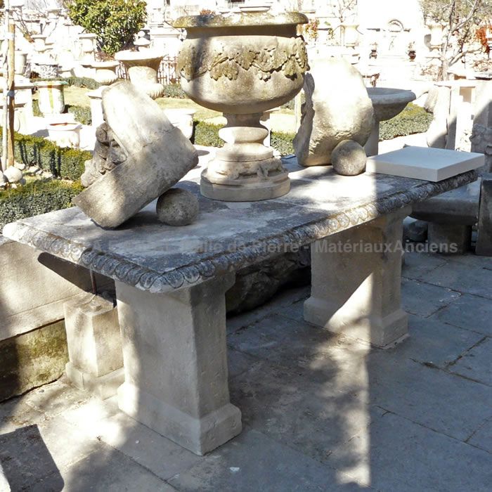 Table en pierre rectangulaire