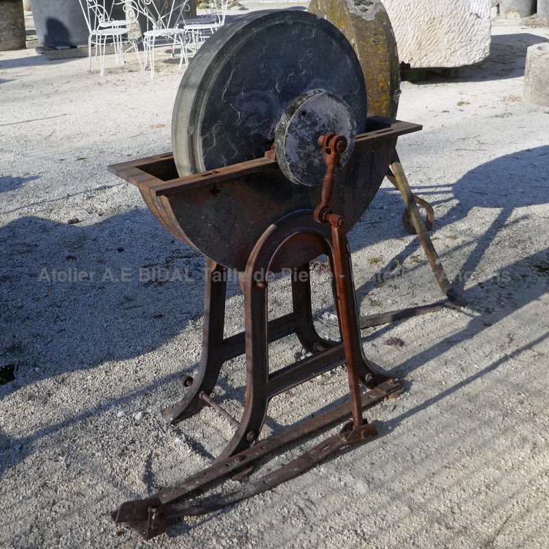 Meule à eau ancienne d'occasion avec support en métal