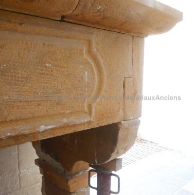 Cheminée de style Louis XIII avec large linteau et trumeau en pierre